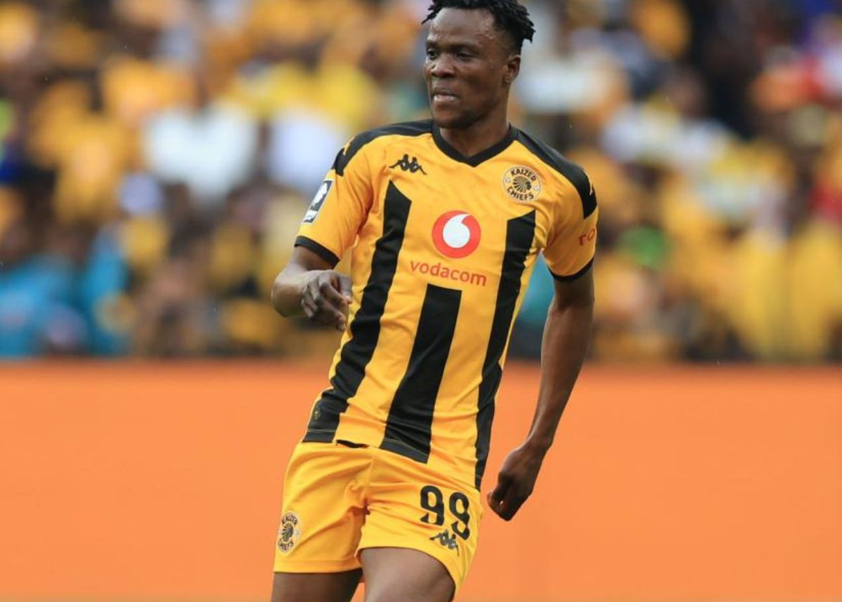 Les fans des Kaizer Chiefs acclament leur brillant joueur devant Magesi ...