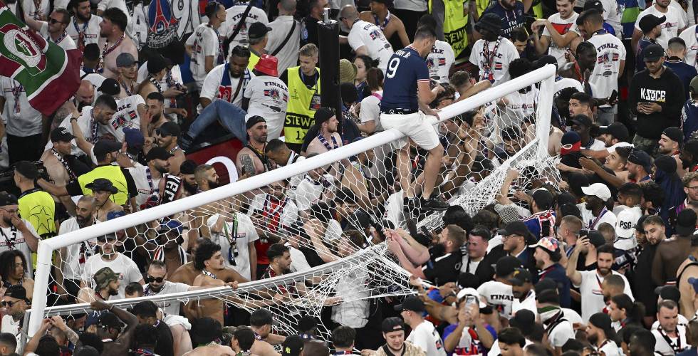 Allianz Arena Chaos as PSG Fans Invade Pitch After UCL Triumph - Foot ...