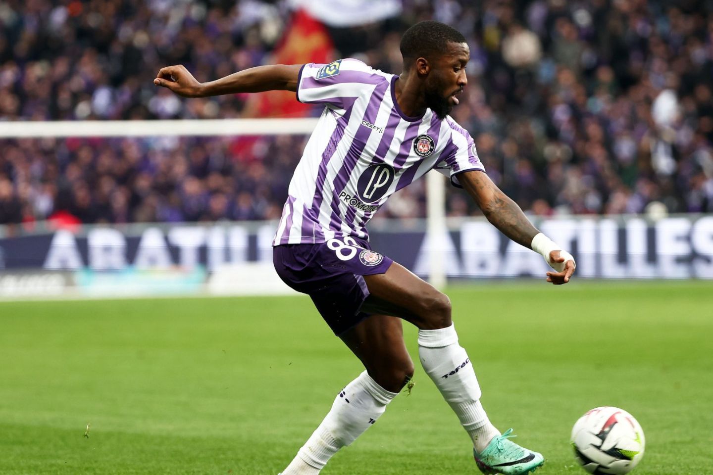 L'Etoile Rouge de Belgrade fait la cour à Shavy Babicka - Foot Africa