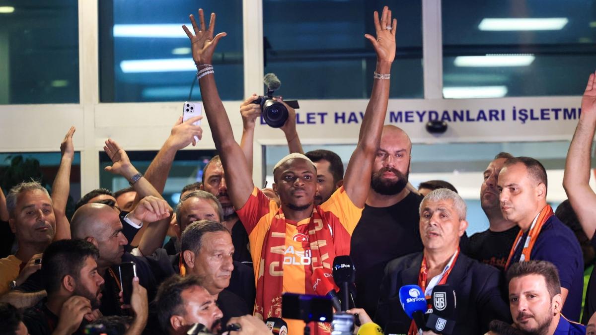 Trois mots touchants de Victor Osimhen à Naples après sa signature avec ...