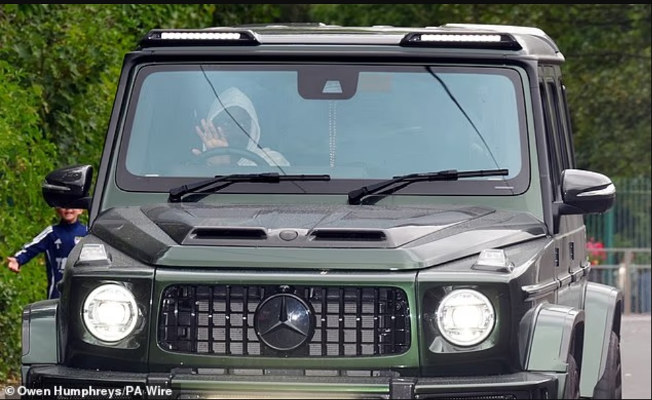 Alexander Isak arrives at Newcastle training after his exit collapsed ...