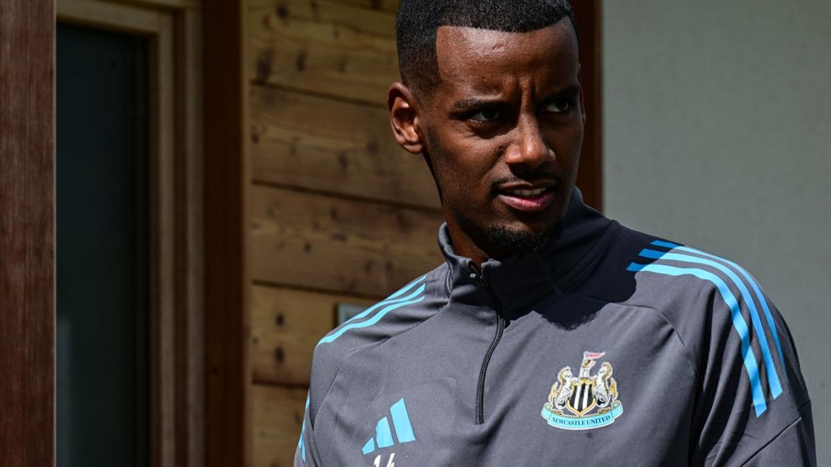 Alexander Isak arrive à l'entraînement de Newcastle après l'échec de ...