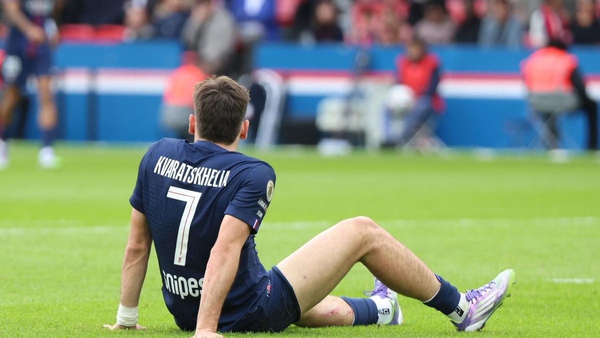 New injury for Paris Saint-Germain: Kvaratskhelia leaves the field ...