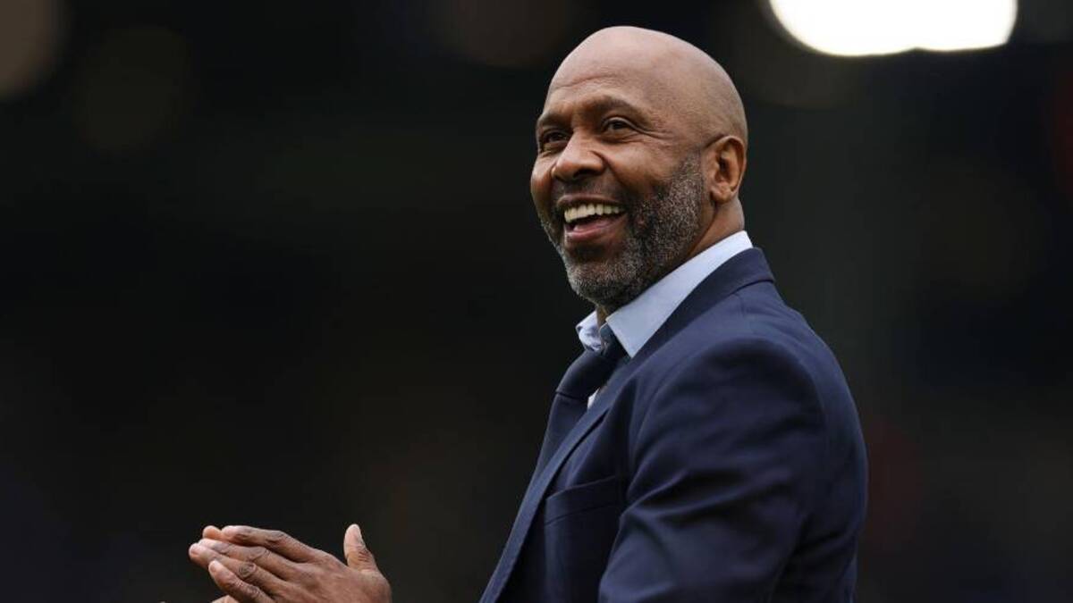 L’icône d’Elland Road revient : Radebe nommé ambassadeur de Leeds ...