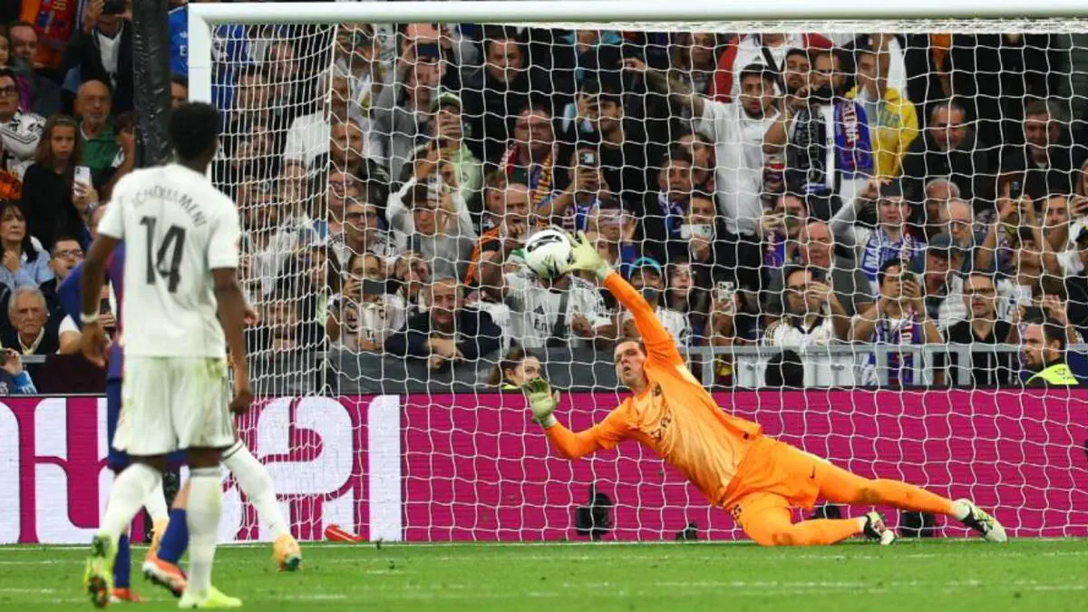 Watch: Szczesny Explodes Off Line to Save Mbappe Penalty at the ...